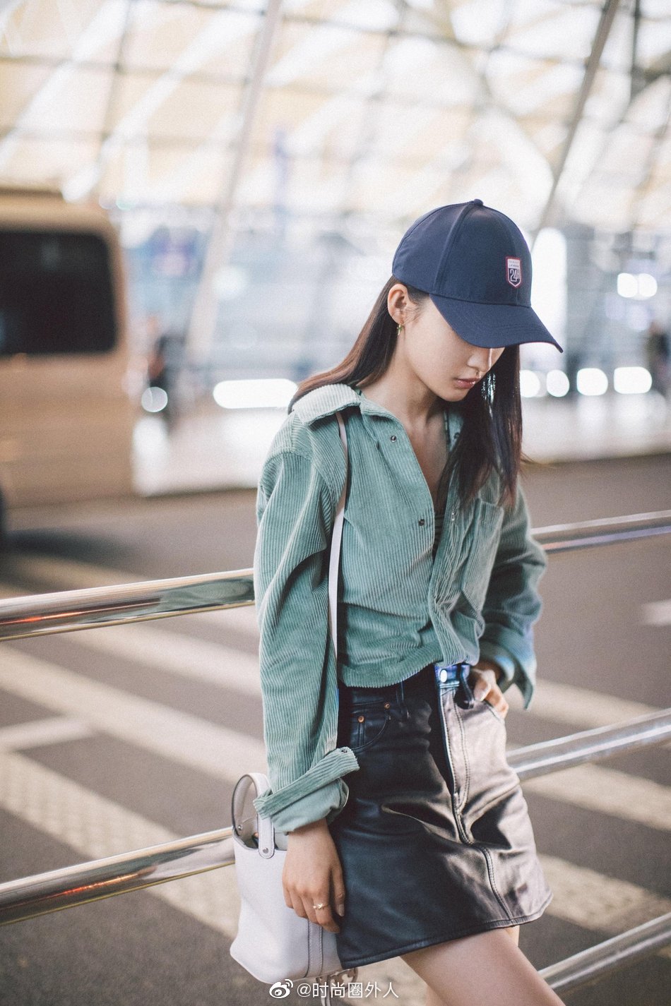 最新街拍，身穿绿色衬衫搭配皮质短裙黑色yeezy鞋，复古又清新