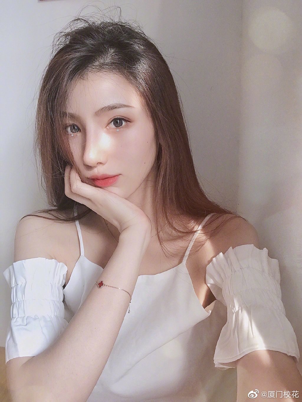 她叫丁鹿鹿，就读于浙江传媒学院，身高173cm，爱好撸狗狗