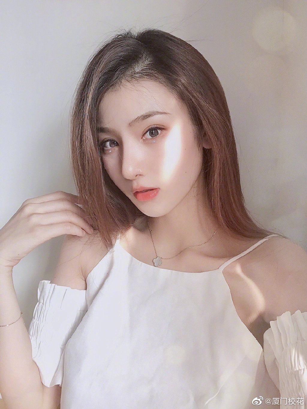 她叫丁鹿鹿，就读于浙江传媒学院，身高173cm，爱好撸狗狗