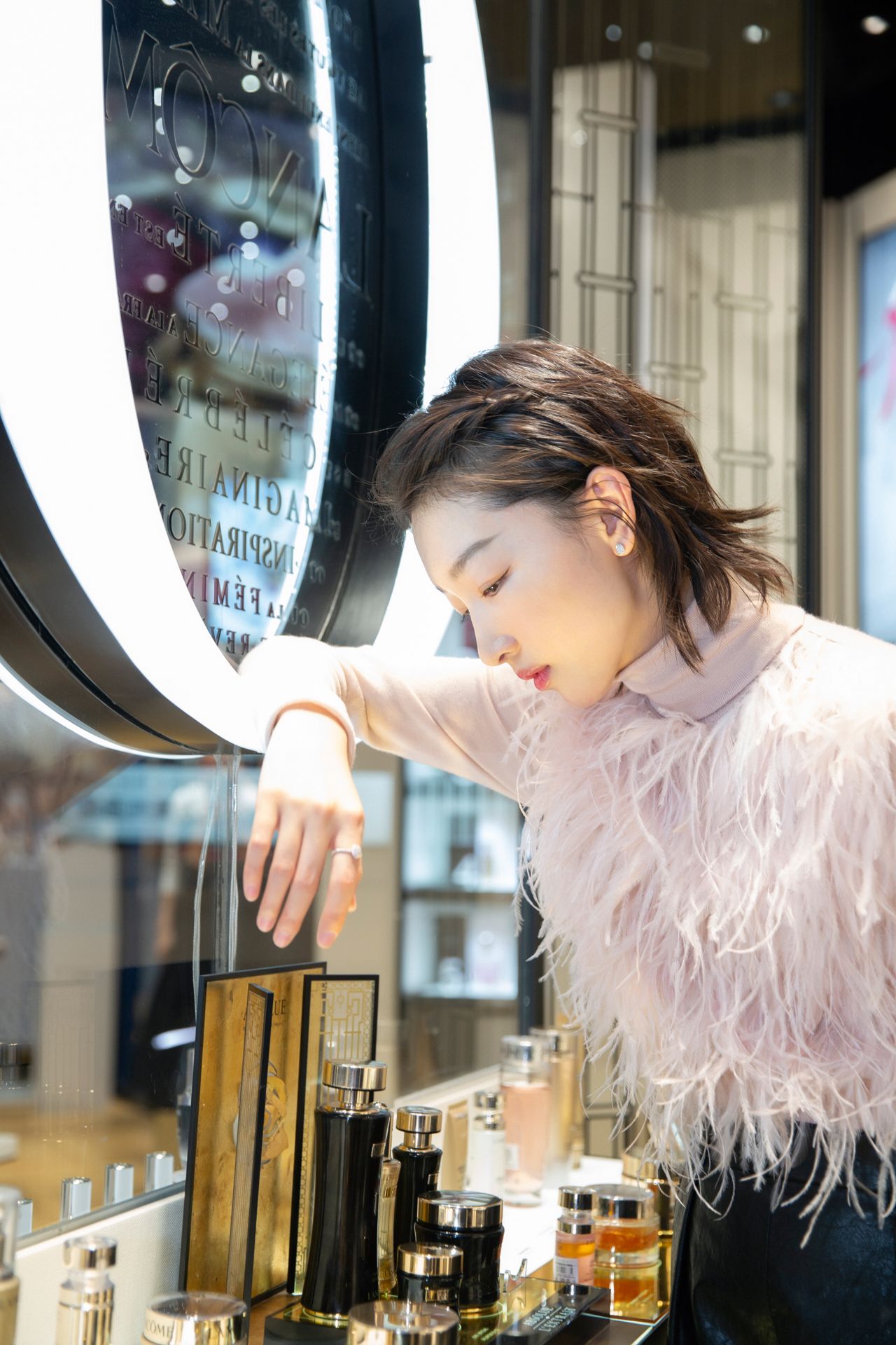 今天的穿搭解析，就是周冬雨style 网友俩字点评：心动|周冬雨|小鱼|皮裤_新浪新闻