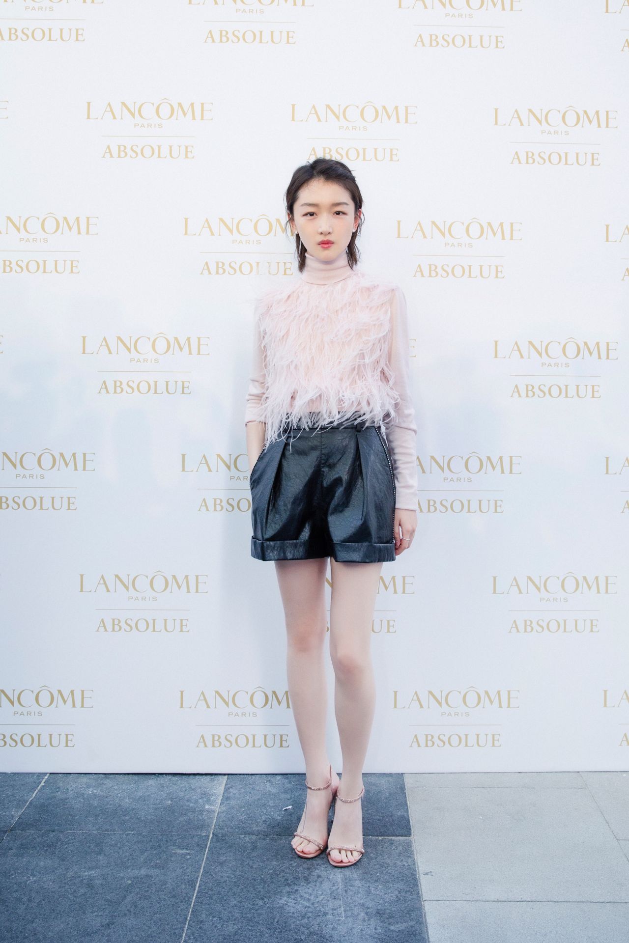 今天的穿搭解析，就是周冬雨style 网友俩字点评：心动|周冬雨|小鱼|皮裤_新浪新闻