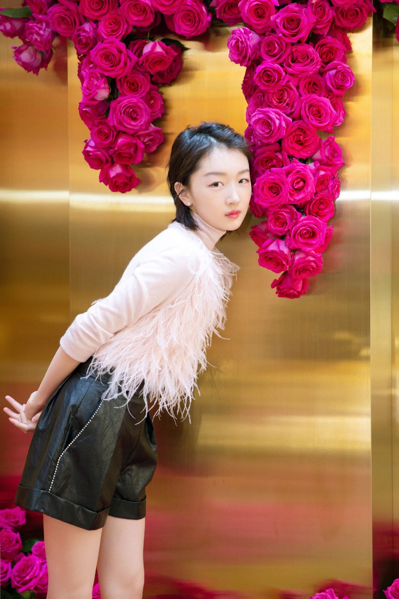 今天的穿搭解析，就是周冬雨style 网友俩字点评：心动|周冬雨|小鱼|皮裤_新浪新闻