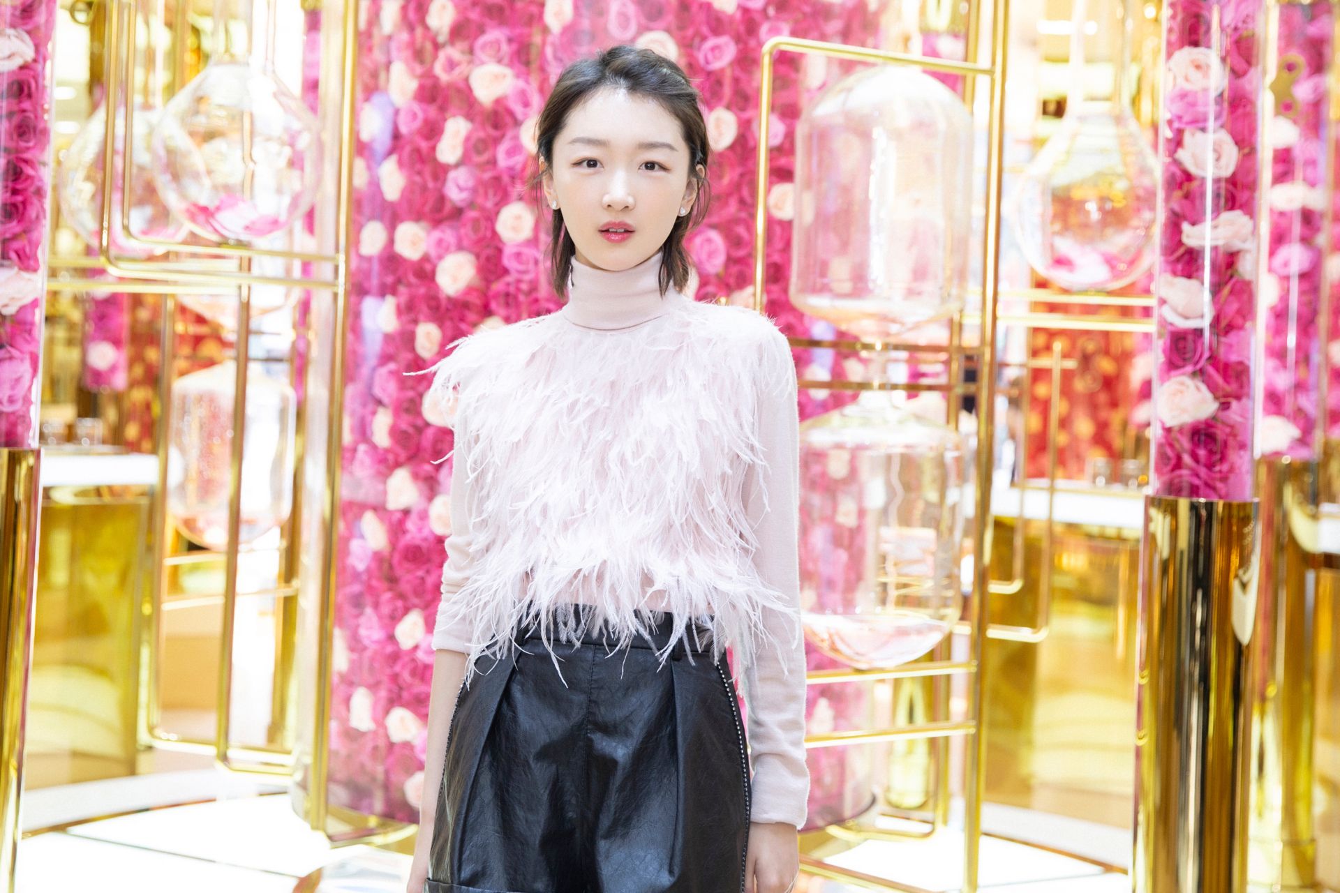 今天的穿搭解析，就是周冬雨style 网友俩字点评：心动|周冬雨|小鱼|皮裤_新浪新闻