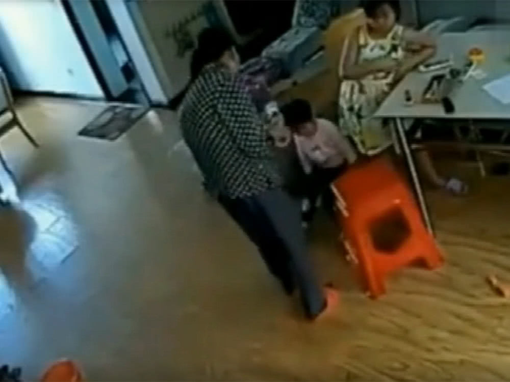 监控实拍奶奶带孩子，不听话就被这样对待，妈妈瞧见泪目