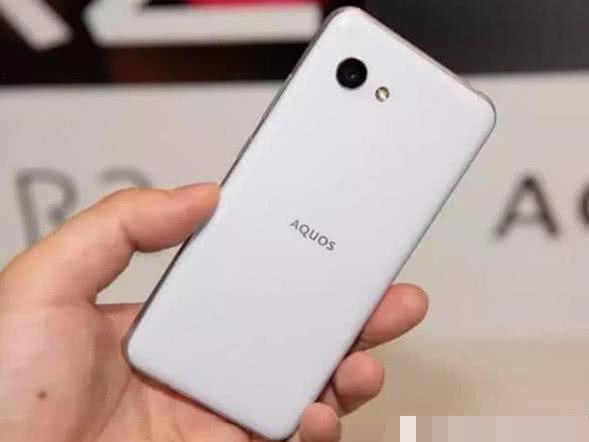 请问这位设计师：“这么丑”的手机，你是从何而来的设计灵感？__财经头条