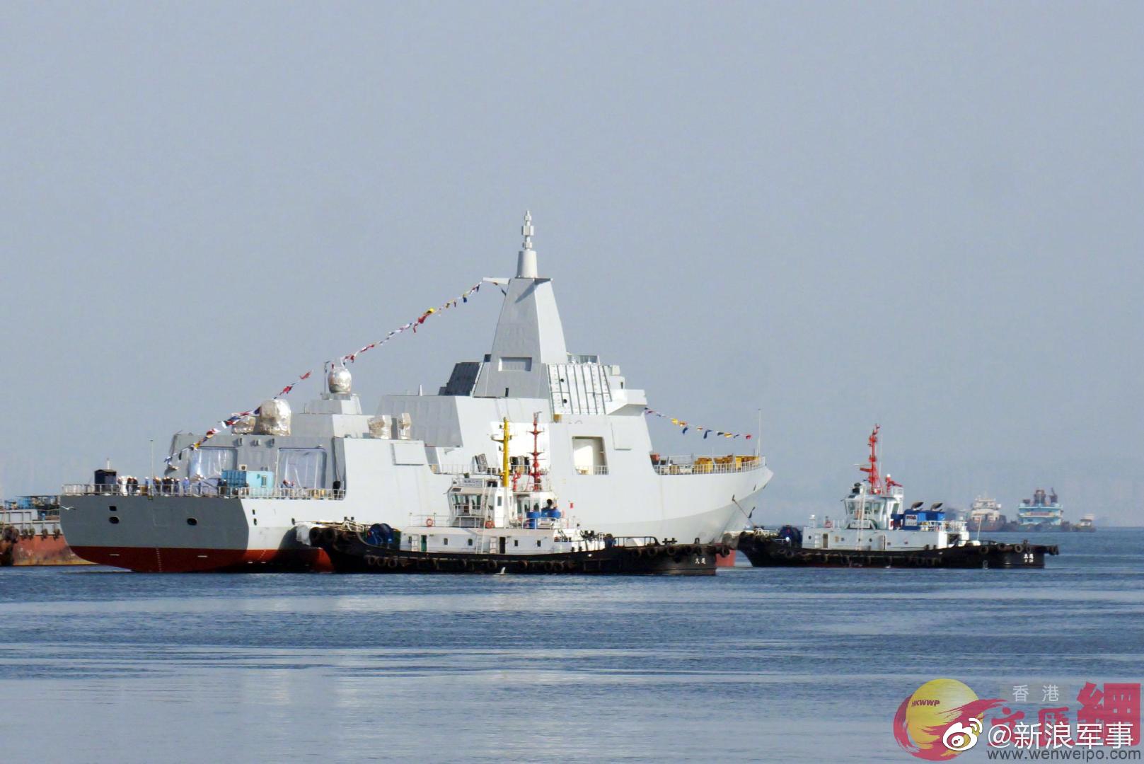 现场高清图：大连055和052D双盾舰同时下水