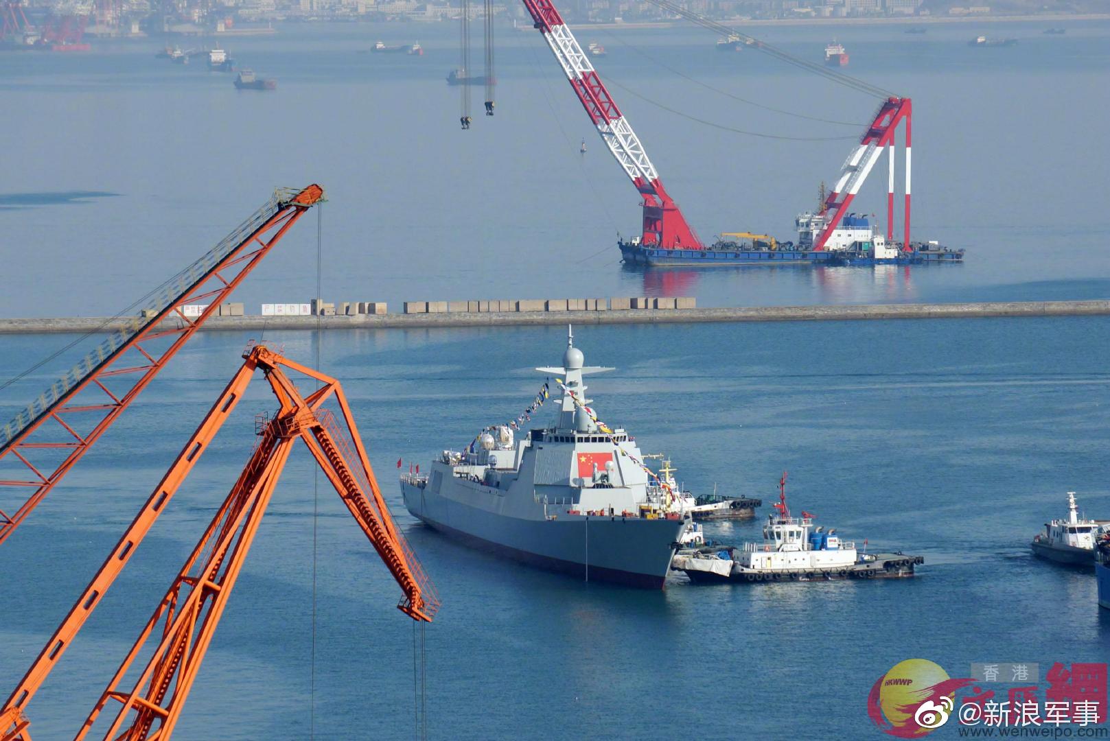 现场高清图：大连055和052D双盾舰同时下水