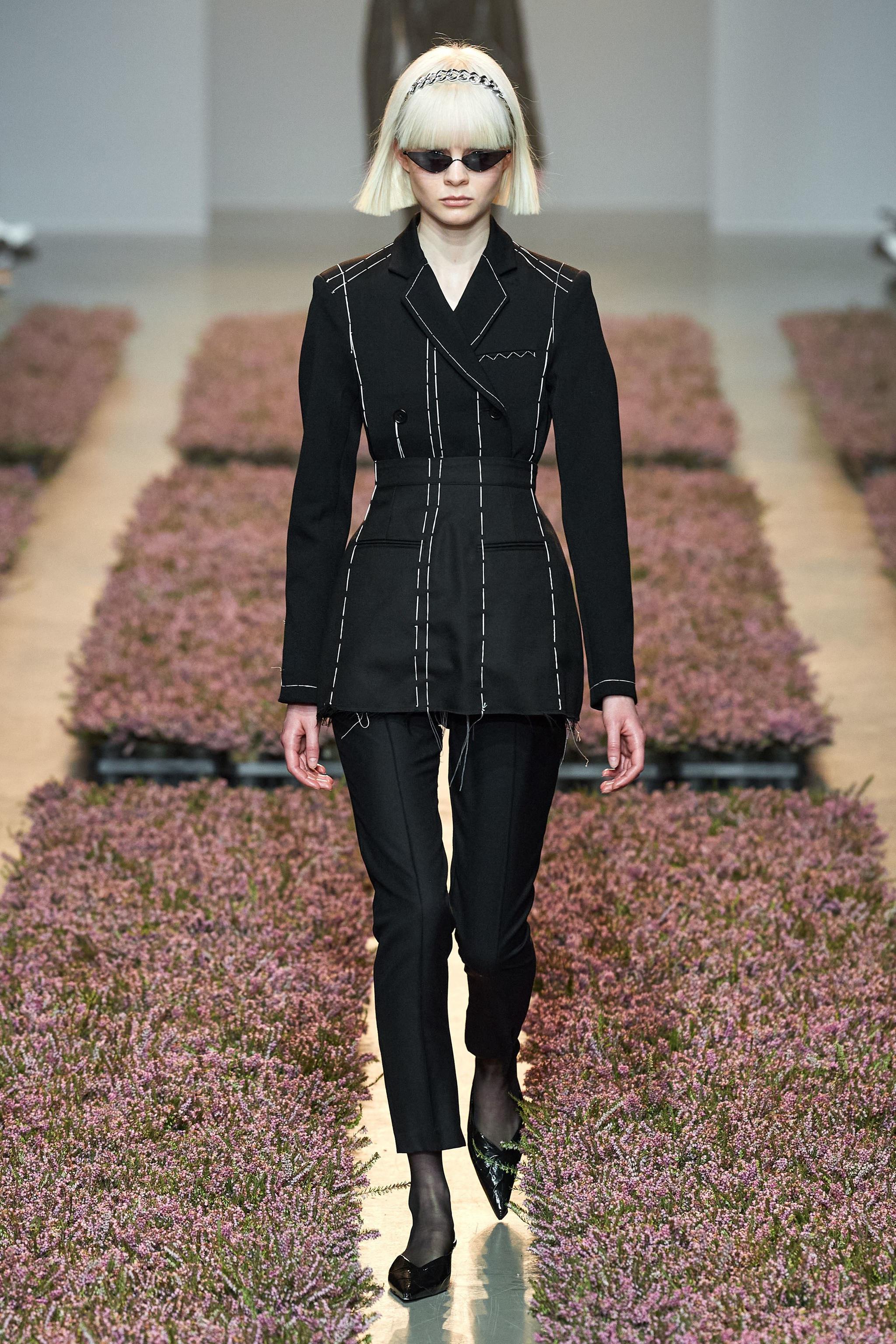 Rokh 2020秋冬系列韩国设计师Rok Hwang在巴黎发布了一场可圈可点的|秋冬系列_新浪新闻