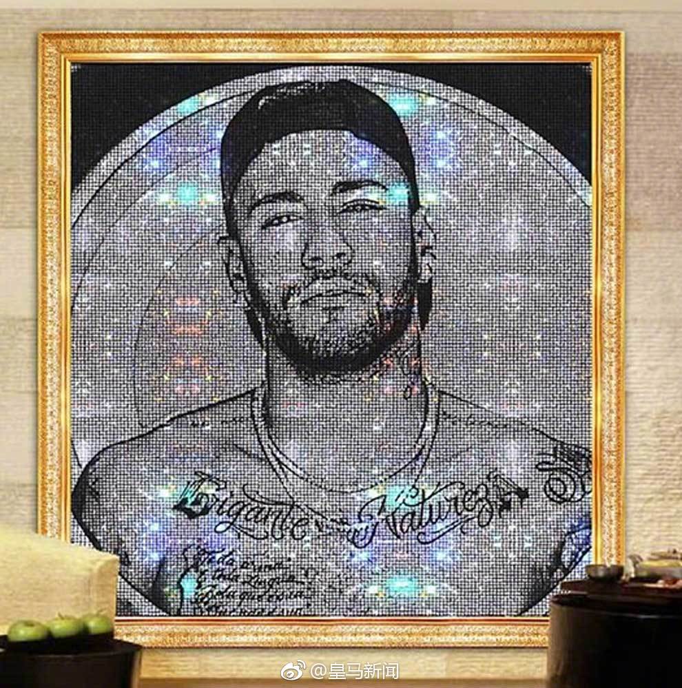 哥伦比亚艺术家Mr. Bling，擅长用施华洛世奇水晶绘画人物