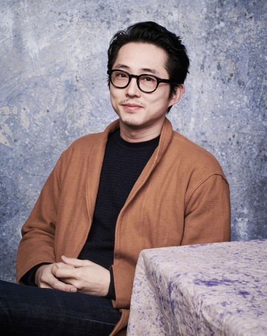 最初看《行尸走肉》的时候，以为Steven Yeun是中国人呢|燃烧|帽衫|格伦|演技|韩国人_新浪新闻