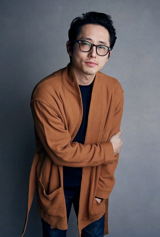 最初看《行尸走肉》的时候，以为Steven Yeun是中国人呢|燃烧|帽衫|格伦|演技|韩国人_新浪新闻