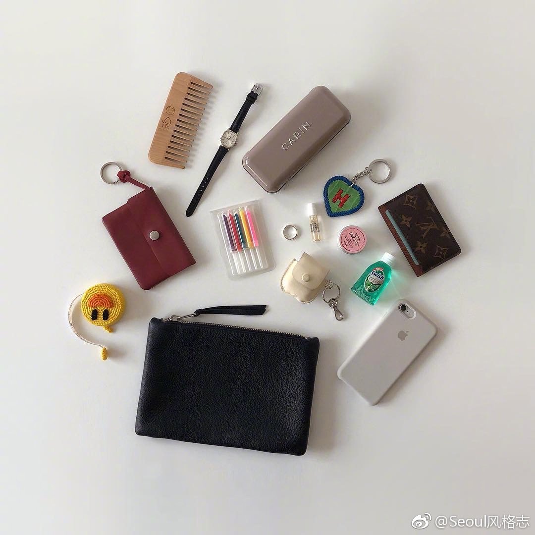 what's in my bag？看看韩国妹子日常出门包包里都会装些什么吧。|包包|妹子|韩国_新浪新闻