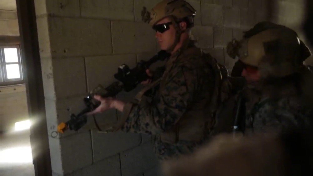 闪光弹（flash grenade、flashbang、thunderflash、sound bomb、stun|闪光弹|强光|镁粉_新浪新闻