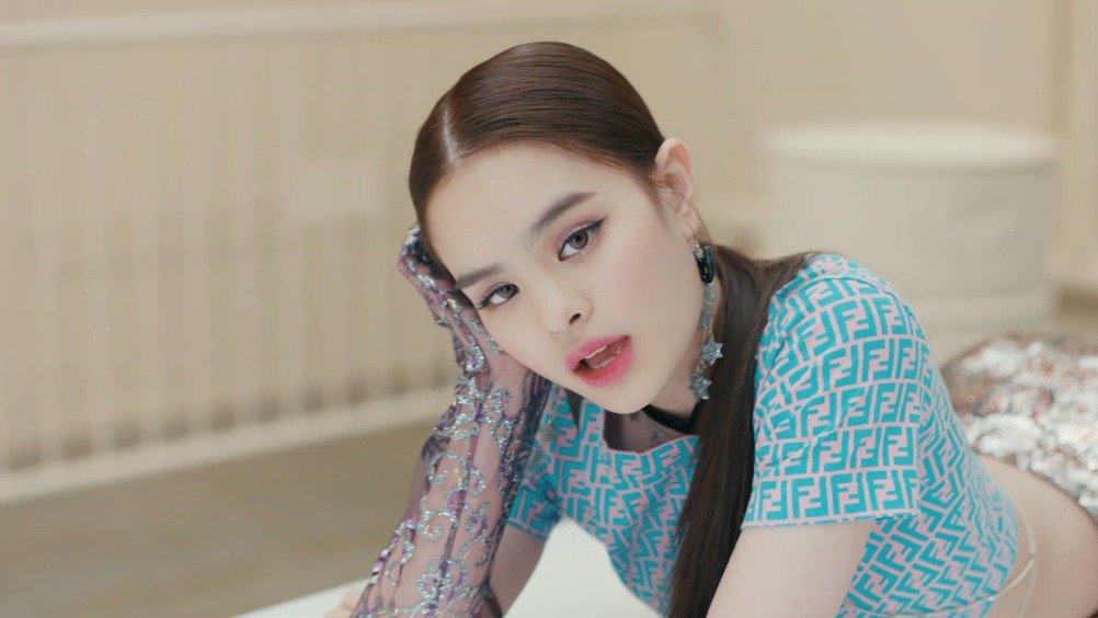 韩国刚出道不久的泰国妹子Ally新单曲—How To Love（Feat_新浪新闻