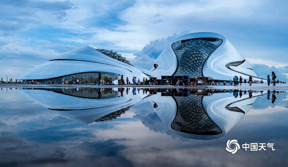 哈尔滨大剧院雨后美丽倒影惹人醉