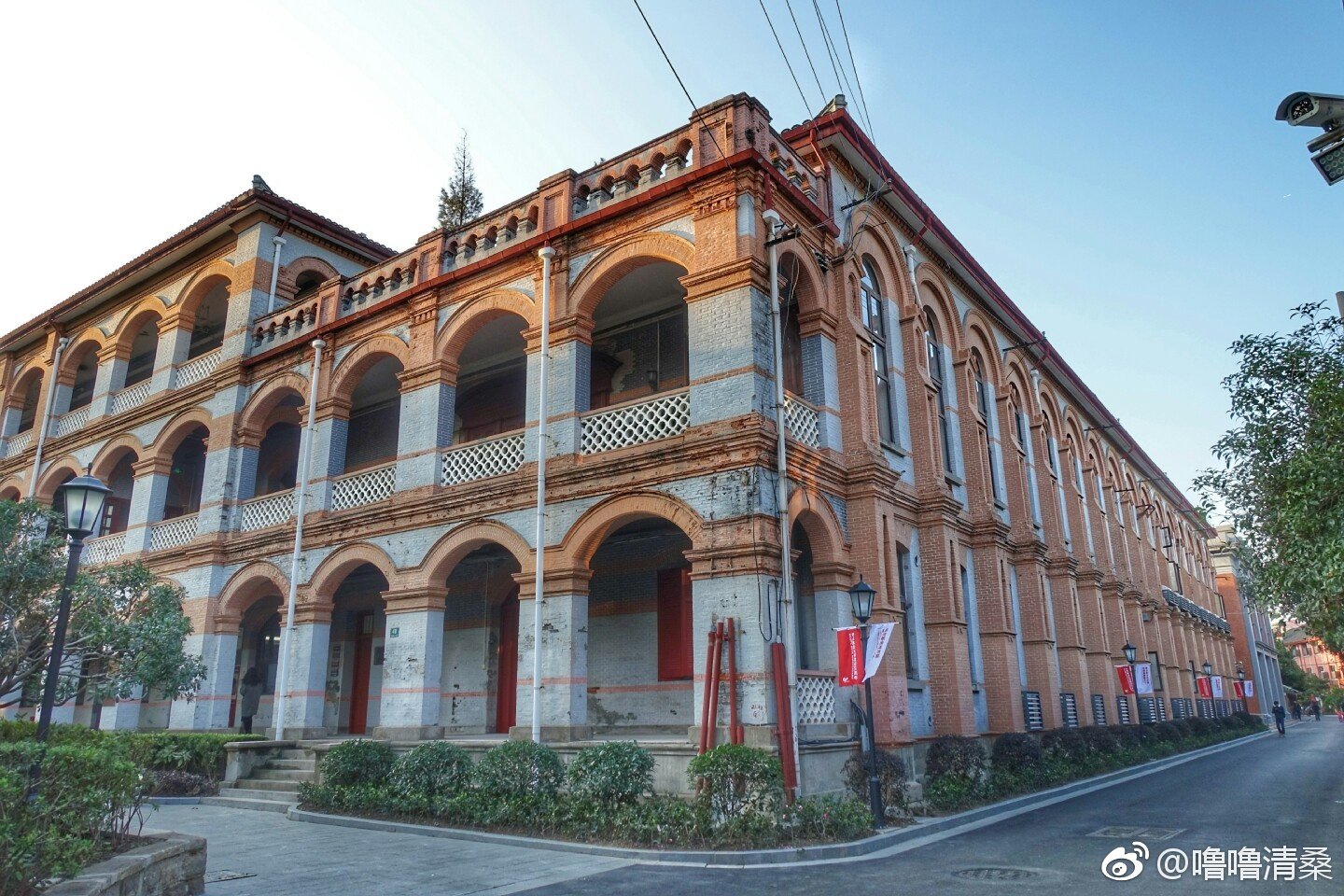 位于上海的华东政法大学，校园内古色古香建筑林立，走在校道上