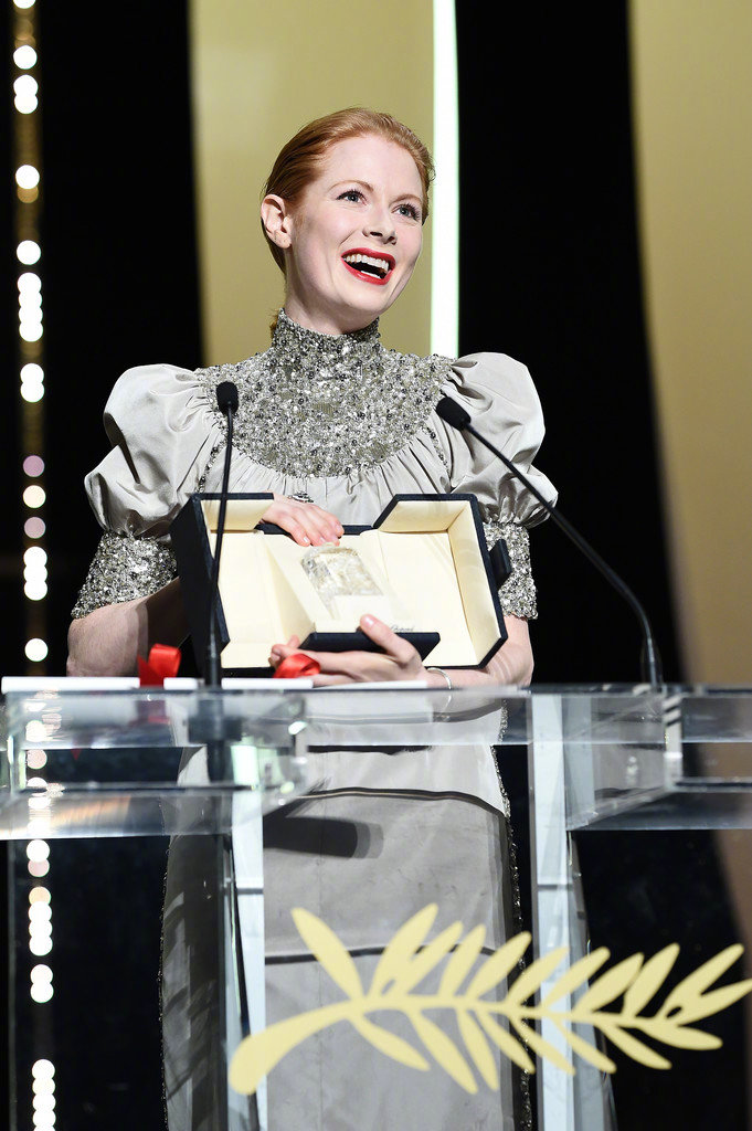 获得最佳女演员奖的英国演员艾米丽·比查姆emily Beecham(《小小乔》