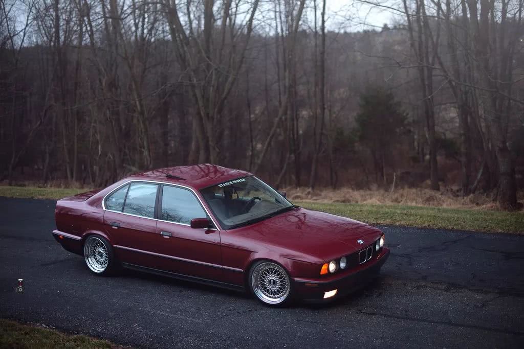 宝马E34遗忘在仓库25年，网友只看图片就开价11万要买车？-新浪汽车