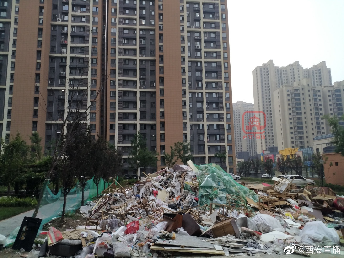小区内垃圾 堆积如山 谁来清理 新浪新闻