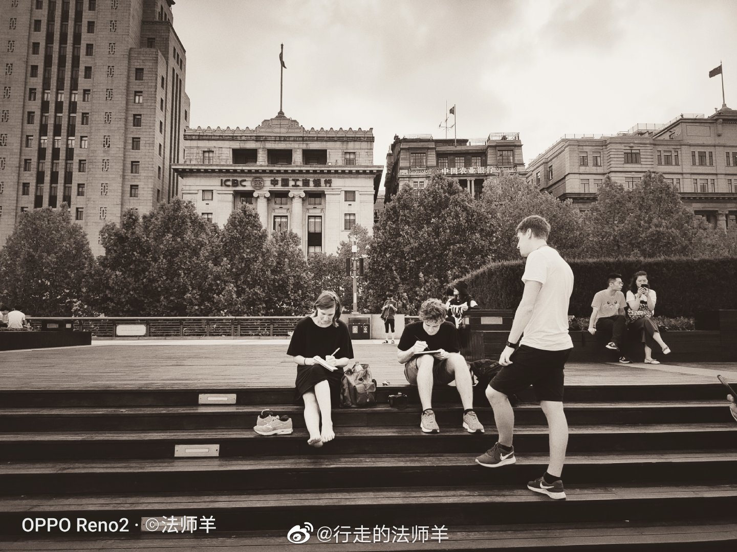 在上海的街头，用街拍的方式来体验OPPO Reno2的人像黑白镜头|人像|镜头|影调_新浪新闻