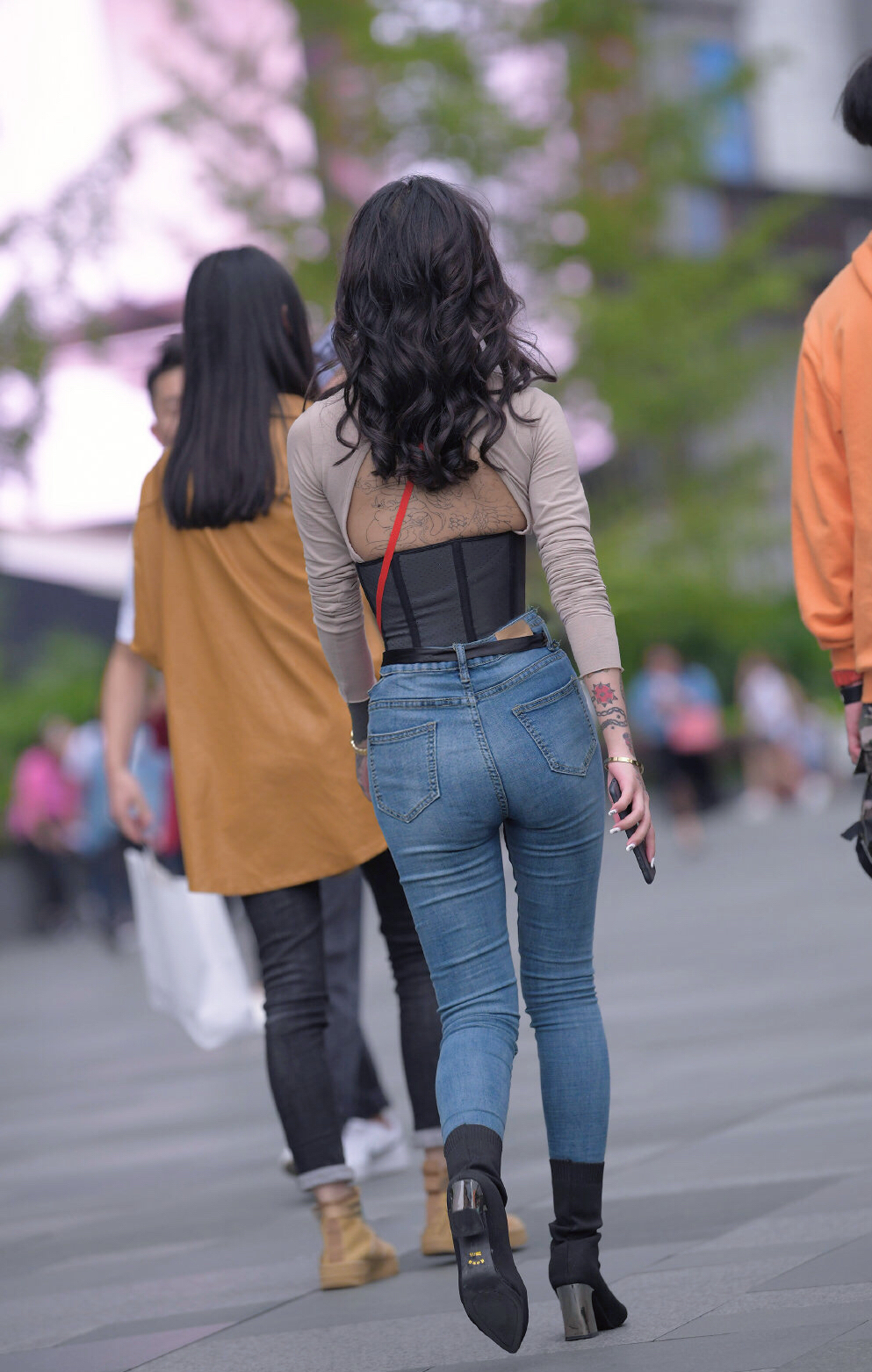 一件束腰,轻松束出小蛮腰。关注我,看更多美女校花!