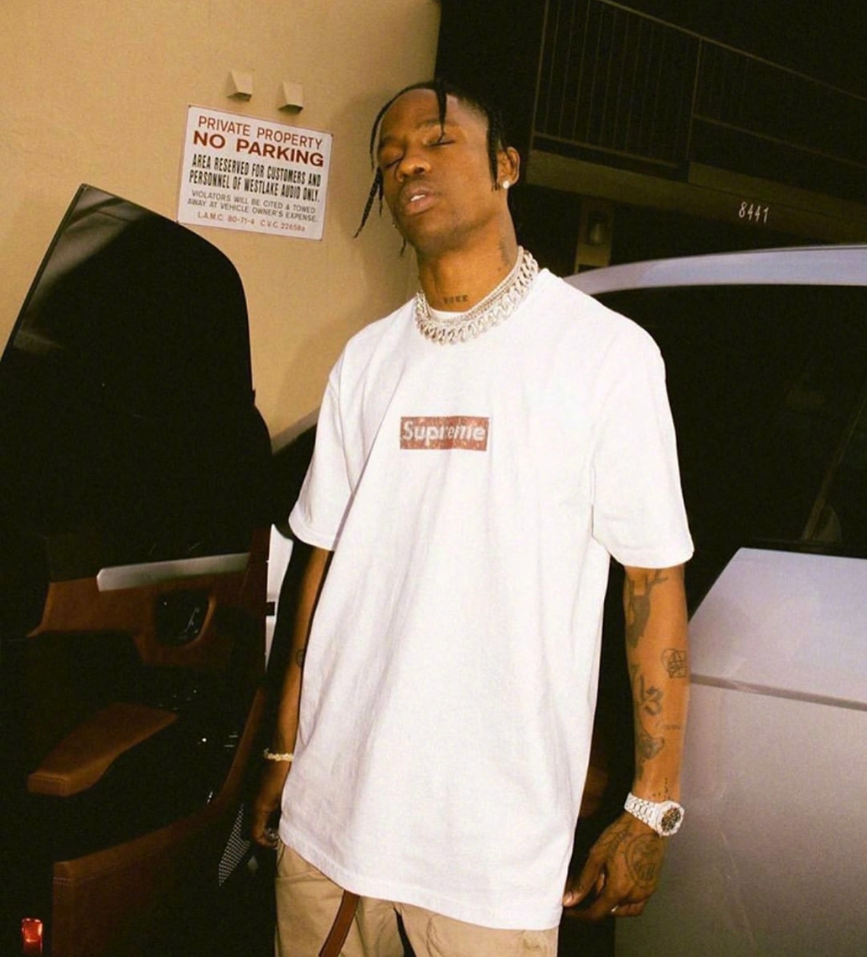 为什么Travis Scott每张照片都在睡觉_新浪新闻