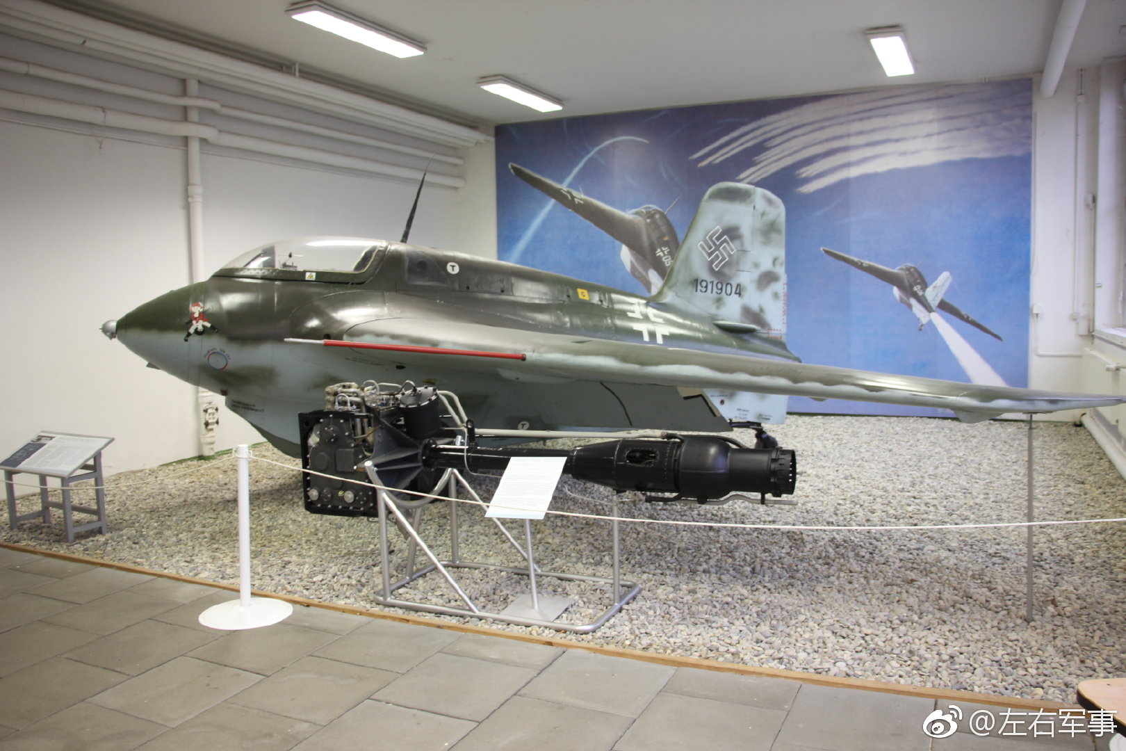 图为柏林德意志空军博物馆珍藏的Me163火箭截击机及其发动机Me 163|战斗机|轰炸机|火箭_新浪新闻