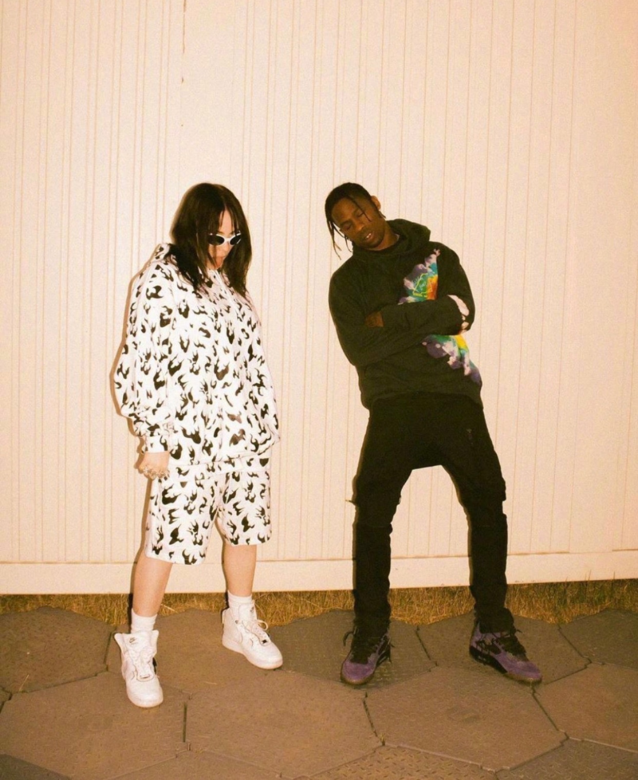 为什么Travis Scott每张照片都在睡觉_新浪新闻
