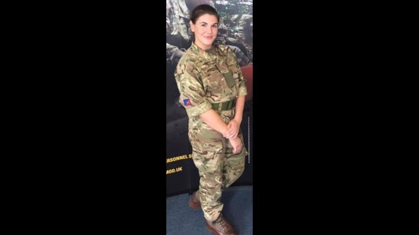 英国女兵Briony Murray加入军队前曾是一名裸体模特|女兵|模特|军队_新浪新闻
