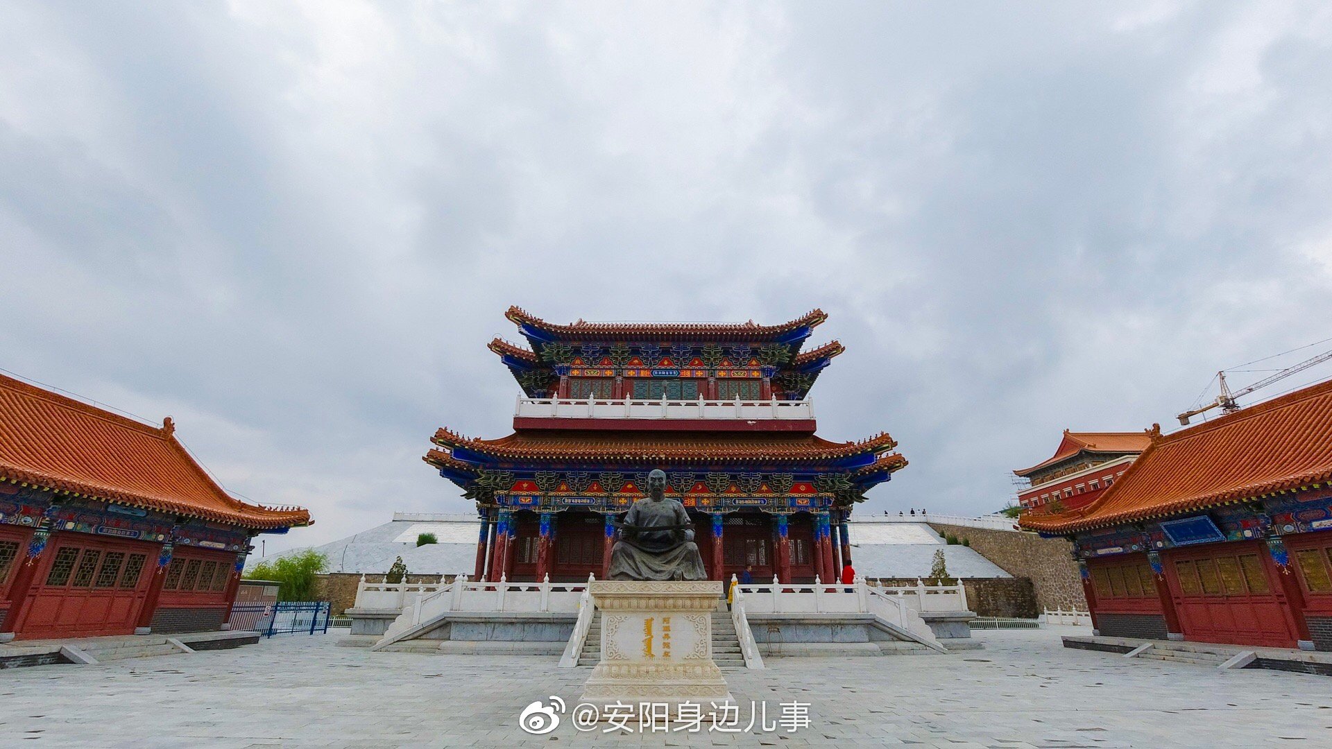 阿拉善英雄会采访团今天上午参观阿拉善王爷府邸|蒙古|和硕_新浪新闻