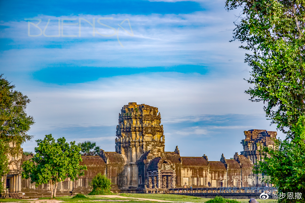 吴哥窟（Angkor Wat），又称吴哥寺，也是我们俗称的小吴哥