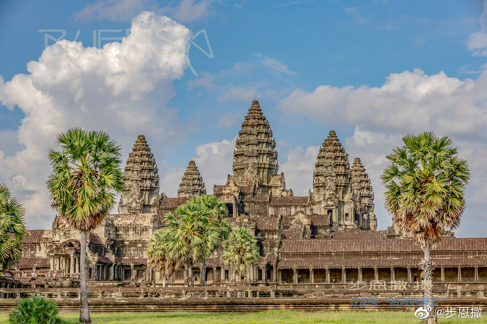 吴哥窟（Angkor Wat），又称吴哥寺，也是我们俗称的小吴哥