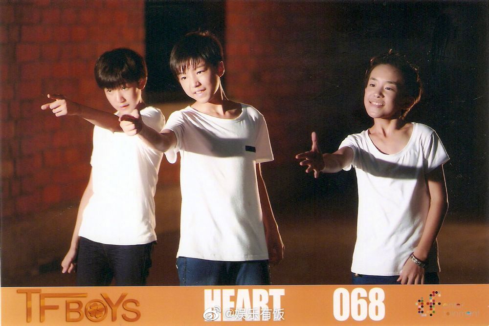 2013年8月，TFBOYS发布组合形象宣传片《十年》，正式出道