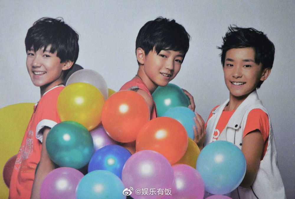 2013年8月，TFBOYS发布组合形象宣传片《十年》，正式出道