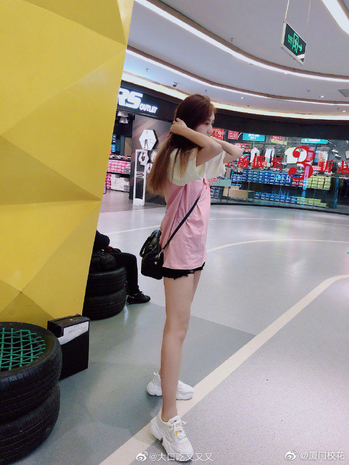 她叫李楠，98年，就读于成都信息工程大学，身高168cm，大长腿MM