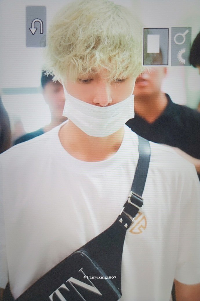 张艺兴素颜金色卷毛造型，清爽帅气的亚子