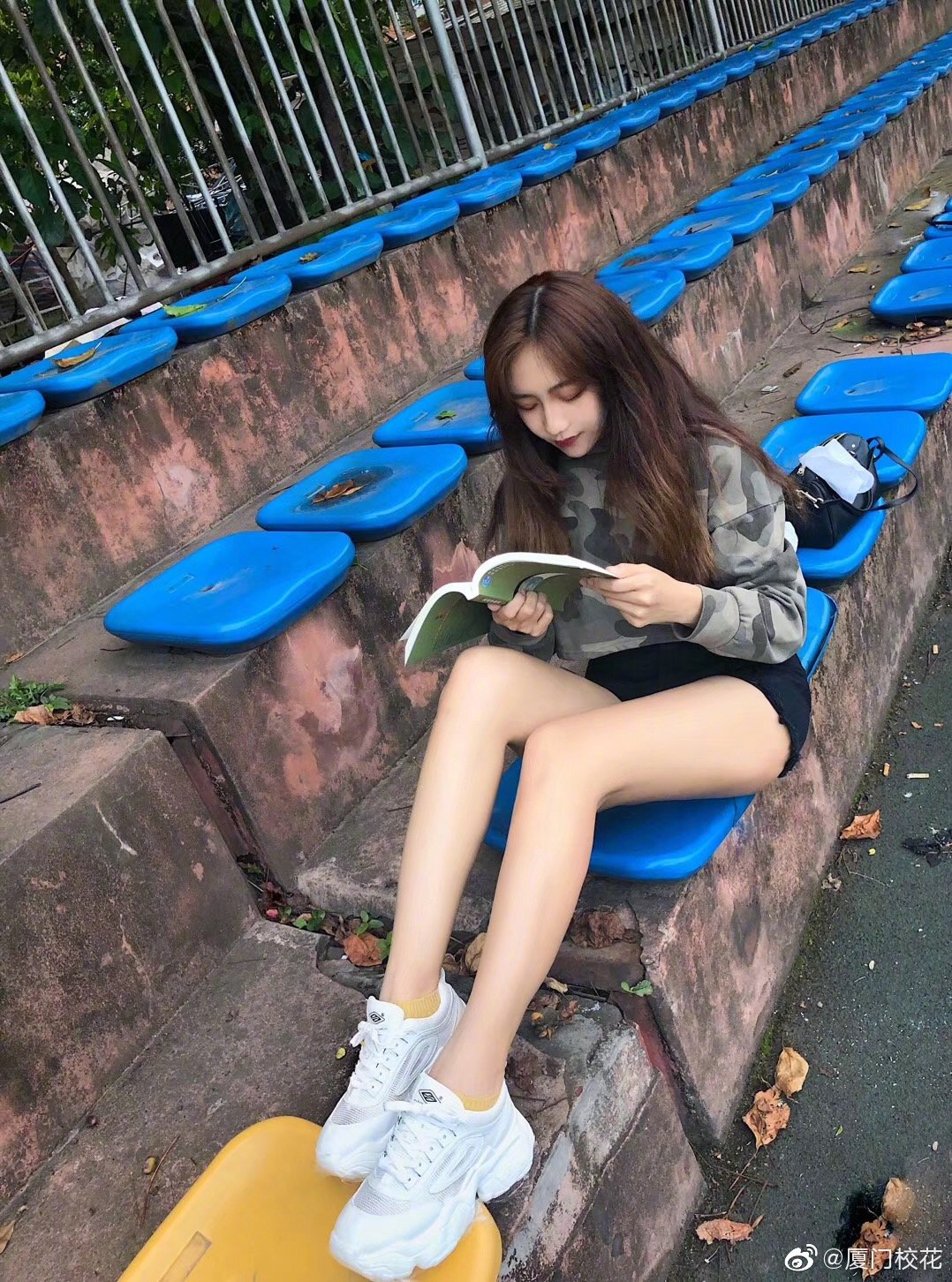 她叫李楠，98年，就读于成都信息工程大学，身高168cm，大长腿MM|李楠|就读|身高_新浪新闻