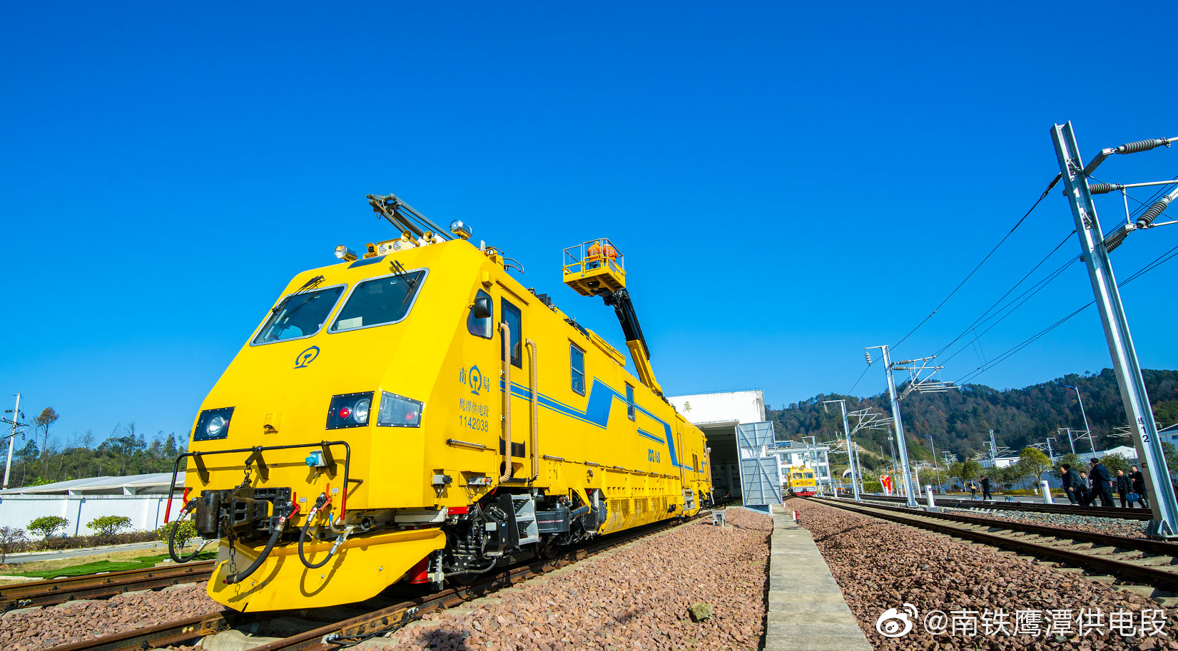 这一辆豪车毫不豪？JDZ-160型接触网多功能作业车造型独特-新浪汽车