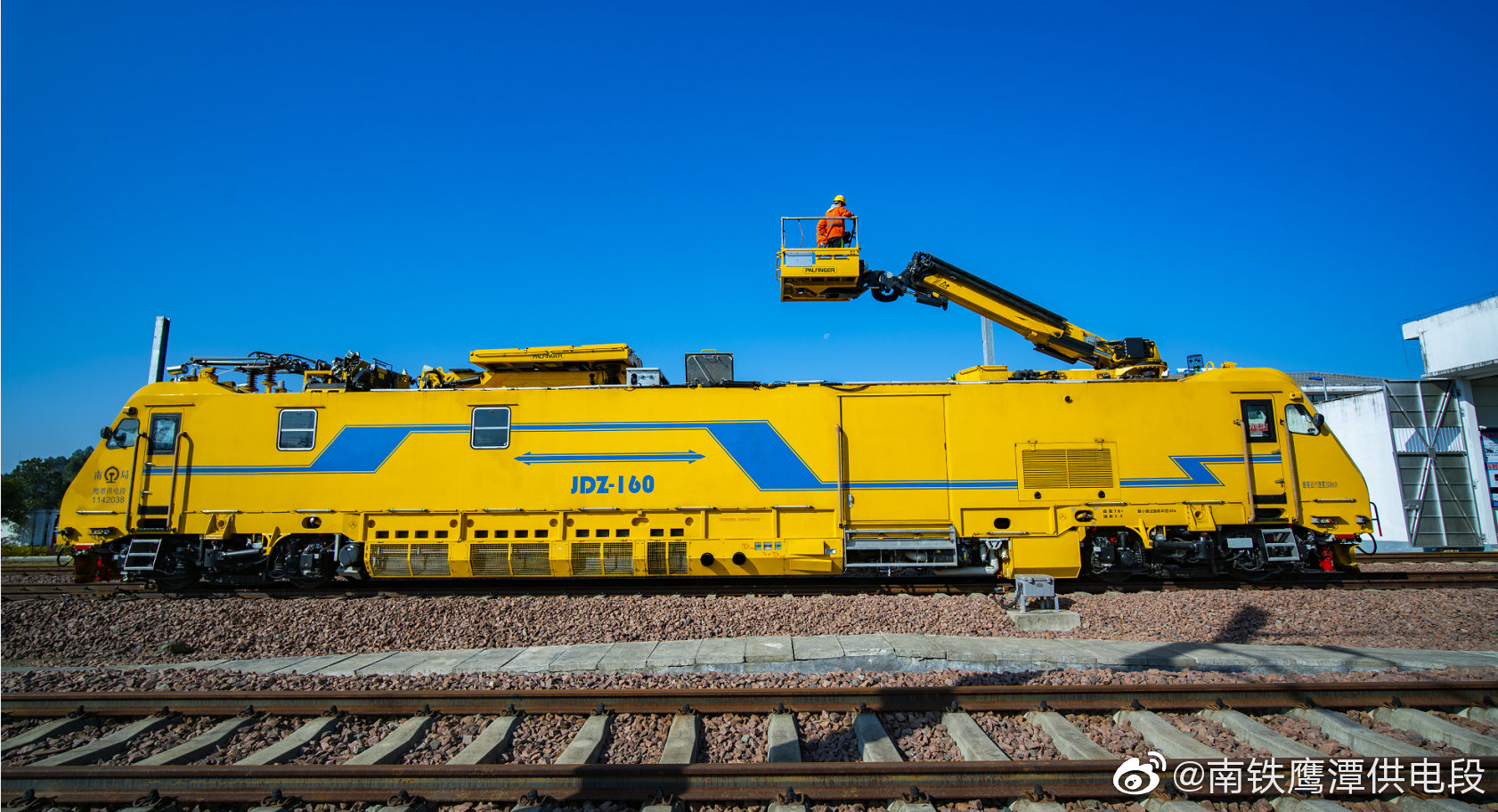 这一辆豪车毫不豪？JDZ-160型接触网多功能作业车造型独特-新浪汽车