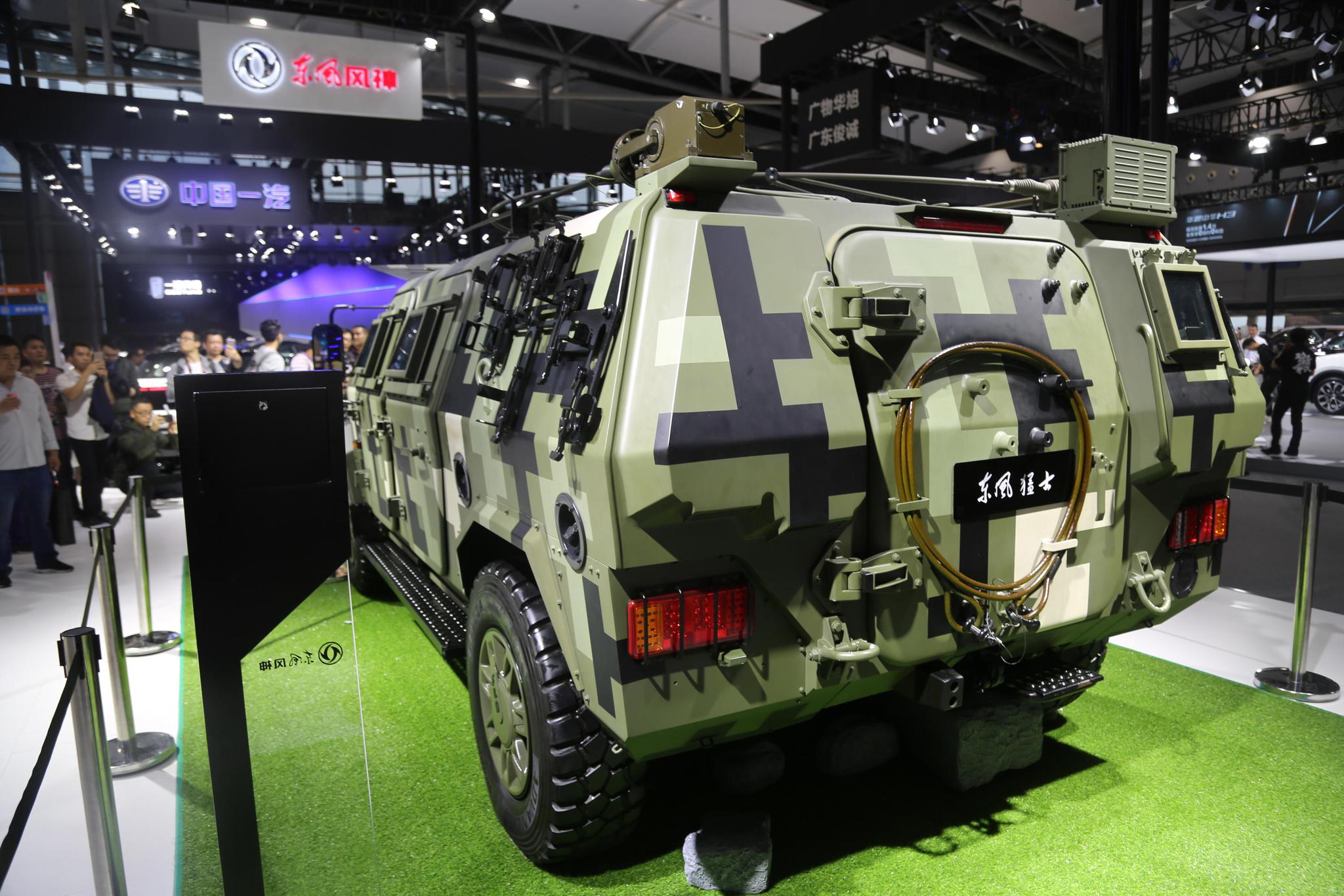 型男靓女站台，军用版东风猛士，演绎钢铁柔情！-新浪汽车