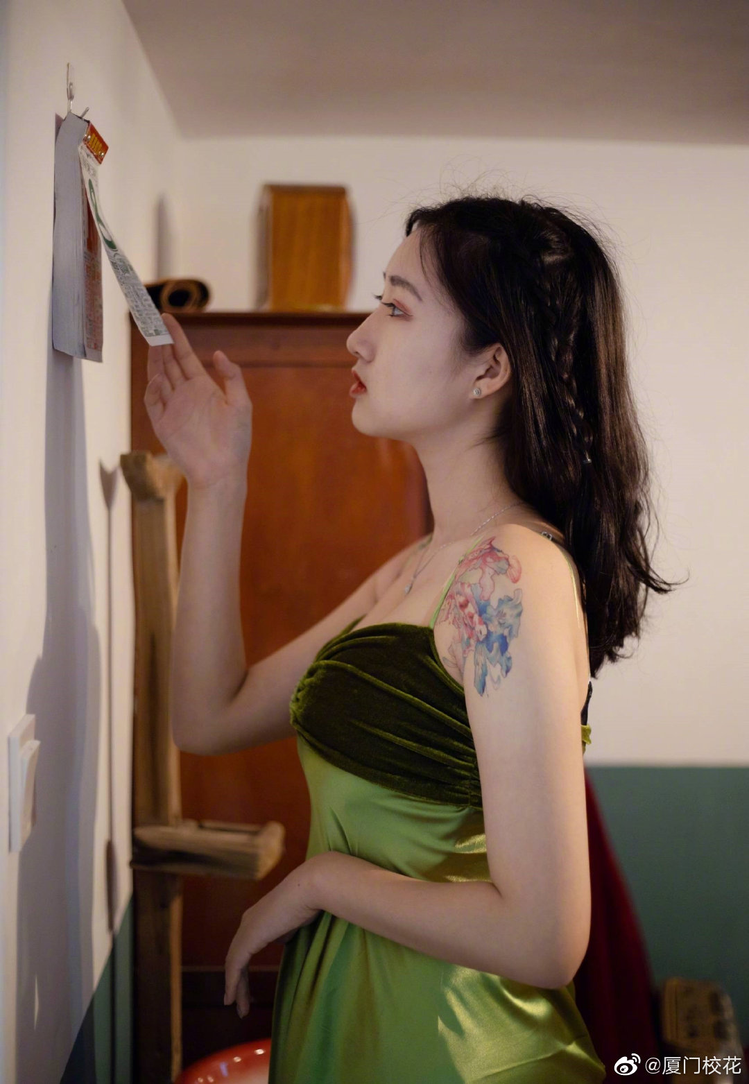 她叫石一纯子，99年，就读于厦门集美大学，身高172cm