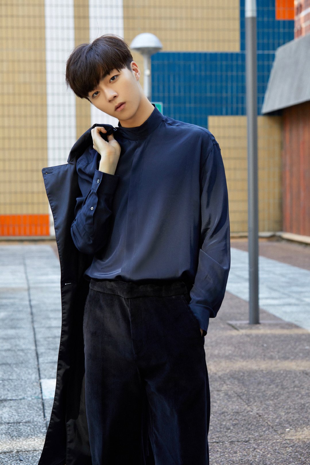 陈立农受dunhill邀请出席2020春夏男装大秀，搭配极简风格