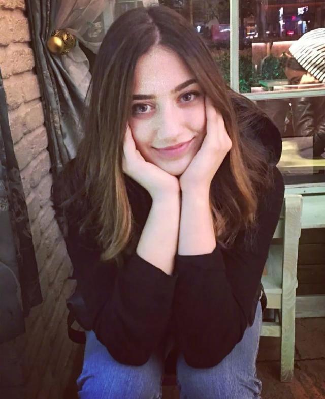 骑士型男奥斯曼的女友Deniz Mergen，是一名土耳其女排运动员