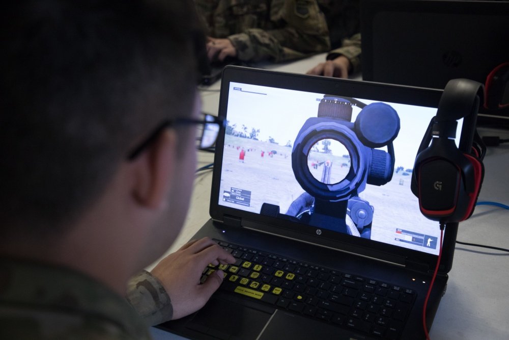 美国陆军士兵使用“虚拟战场空间3”(VBS3)软件进行训练|训练|士兵|美国陆军_新浪新闻