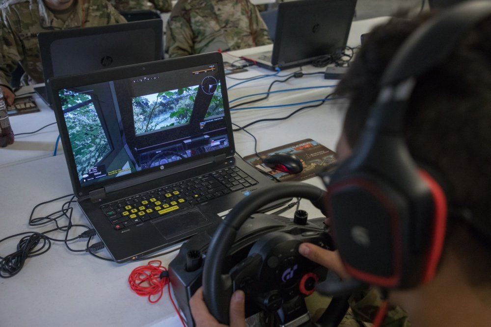 美国陆军士兵使用“虚拟战场空间3”(VBS3)软件进行训练|训练|士兵|美国陆军|作战|管理器_新浪新闻