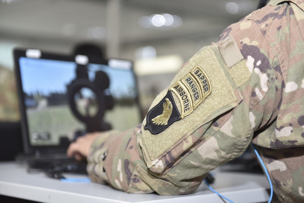 美国陆军士兵使用“虚拟战场空间3”(VBS3)软件进行训练|训练|士兵|美国陆军_新浪新闻