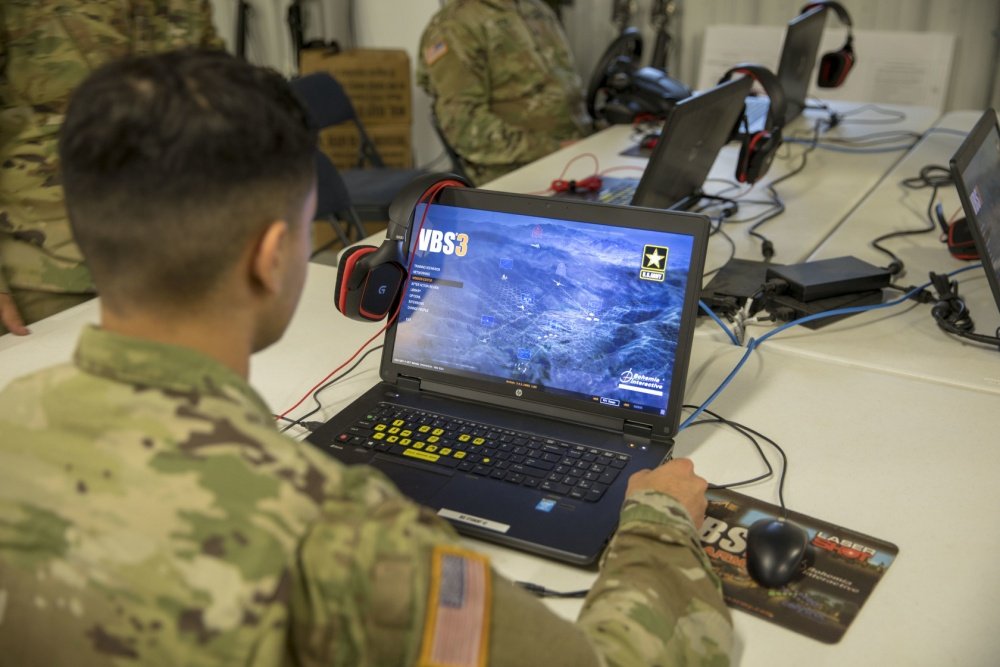 美国陆军士兵使用“虚拟战场空间3”(VBS3)软件进行训练|训练|士兵|美国陆军_新浪新闻