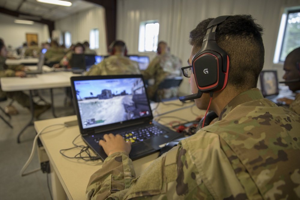 美国陆军士兵使用“虚拟战场空间3”(VBS3)软件进行训练_新浪新闻