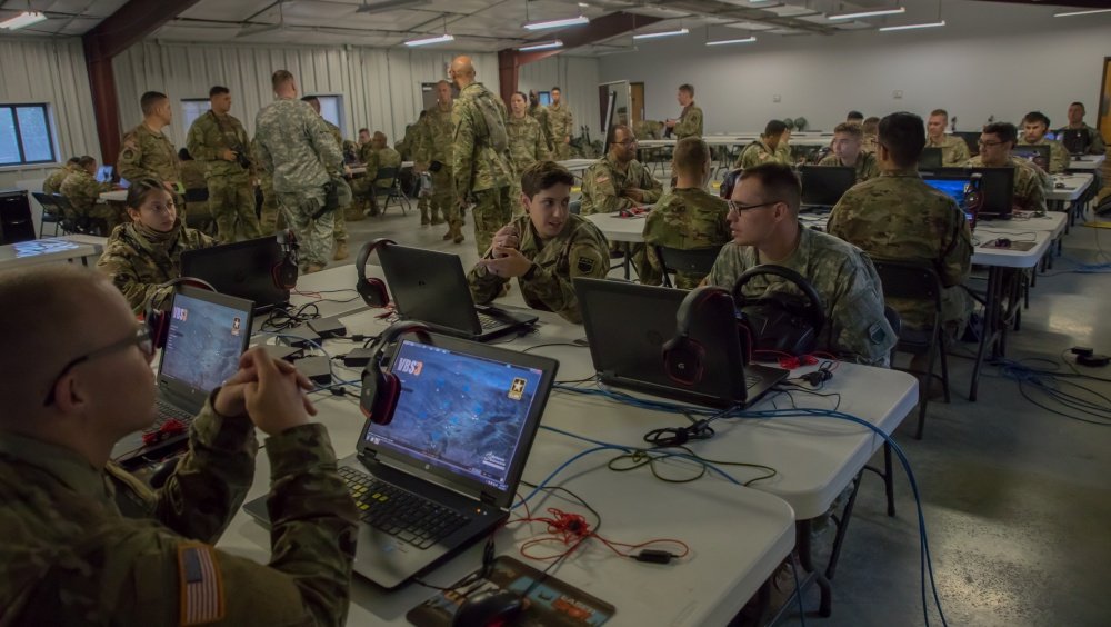 美国陆军士兵使用“虚拟战场空间3”(VBS3)软件进行训练|训练|士兵|美国陆军|作战|管理器_新浪新闻