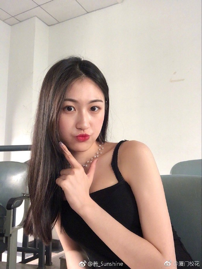 她叫李若文，97年，就读于沈阳师范大学，身高173cm，你觉得几分呢